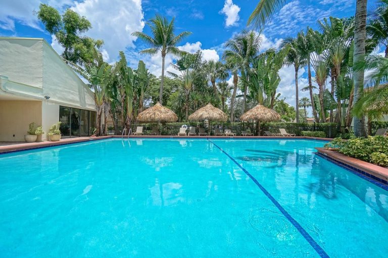 Features & Amenities – Jacaranda Club